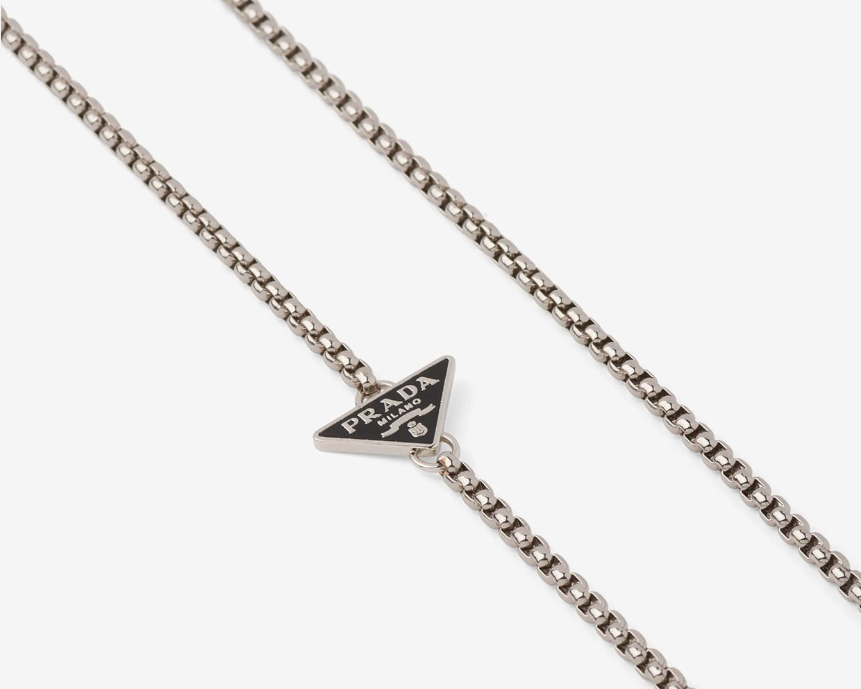 Wishlist: цепочка Prada для AirPods